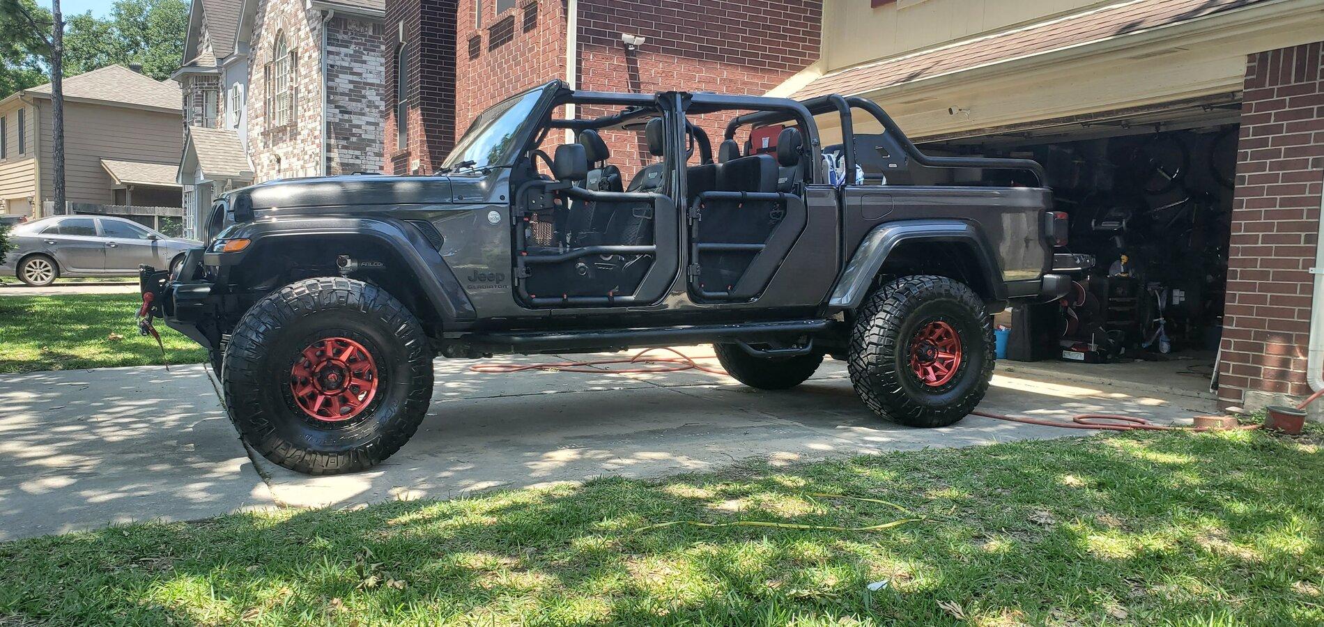 Maximus 3 Sports Bar installed - and at a Jeep Show. | Jeep Gladiator ...