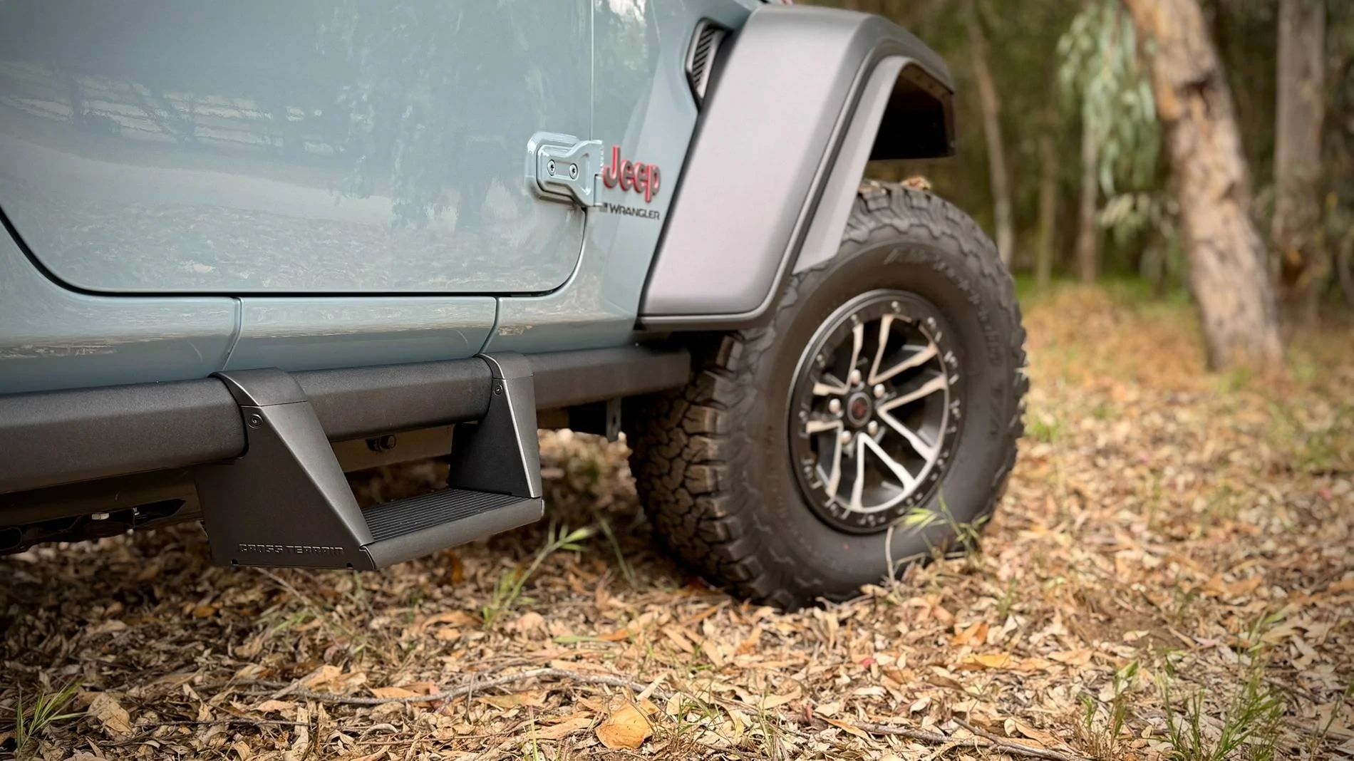 Custom removable steps for factory Gladiator rock slider rails preview ...